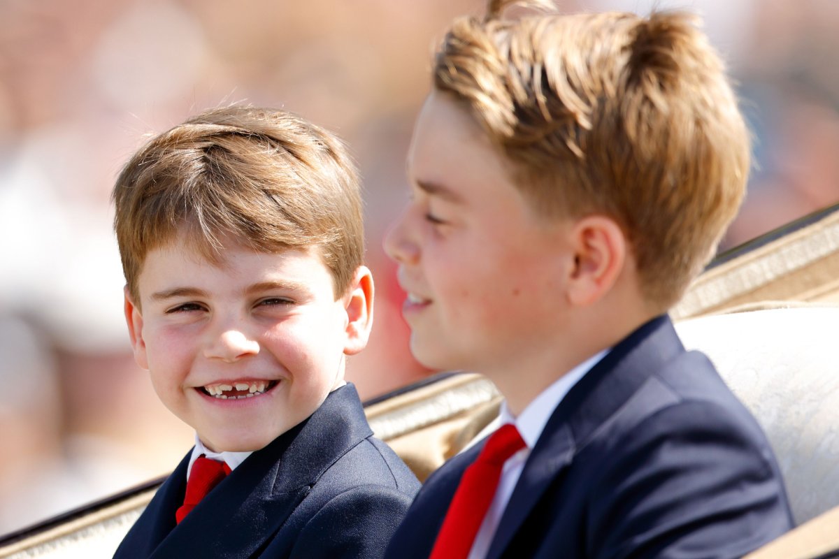 Prince George's gesture to Prince Louis on palace balcony goes viral ...
